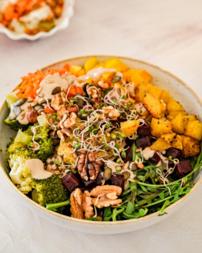 Zeleninová mísa se špaldovou rýží a hummusem - SONNENTOR.com